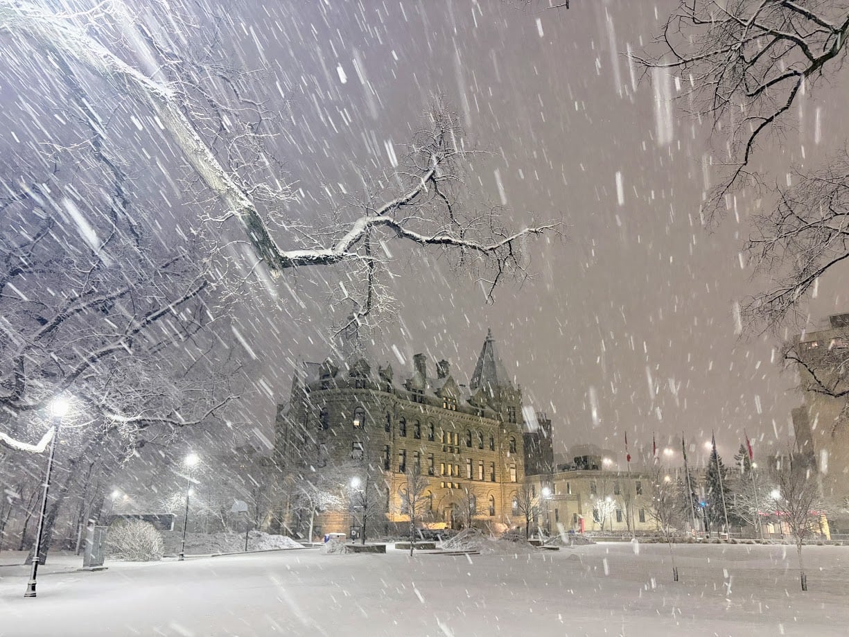 Alberta clipper brings spring snowstorm to southern Manitoba, closes ...