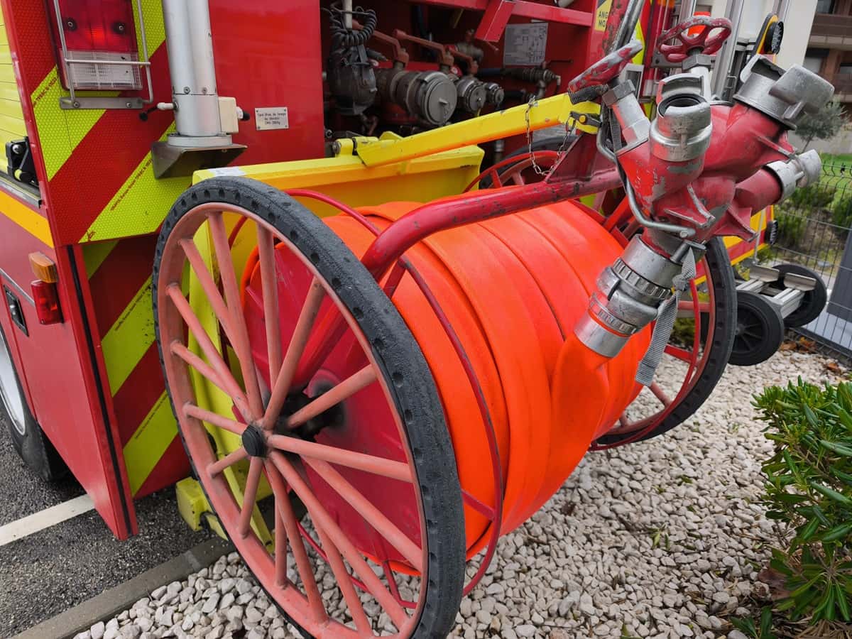 Sur l’A8 à Tanneron, les pompiers luttent contre les flammes