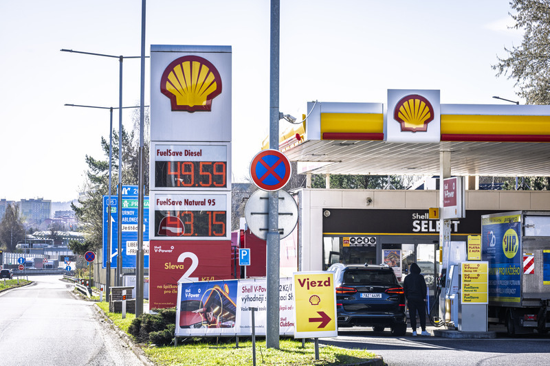 Benzin zdražil na 41,63 Kč, nafta na 48,23 Kč, vládní cenový strop je vyšší