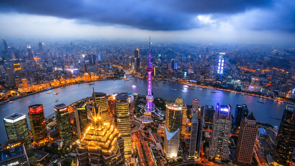 Lo skyline iconico di Shanghai con la Oriental Pearl Tower di notte