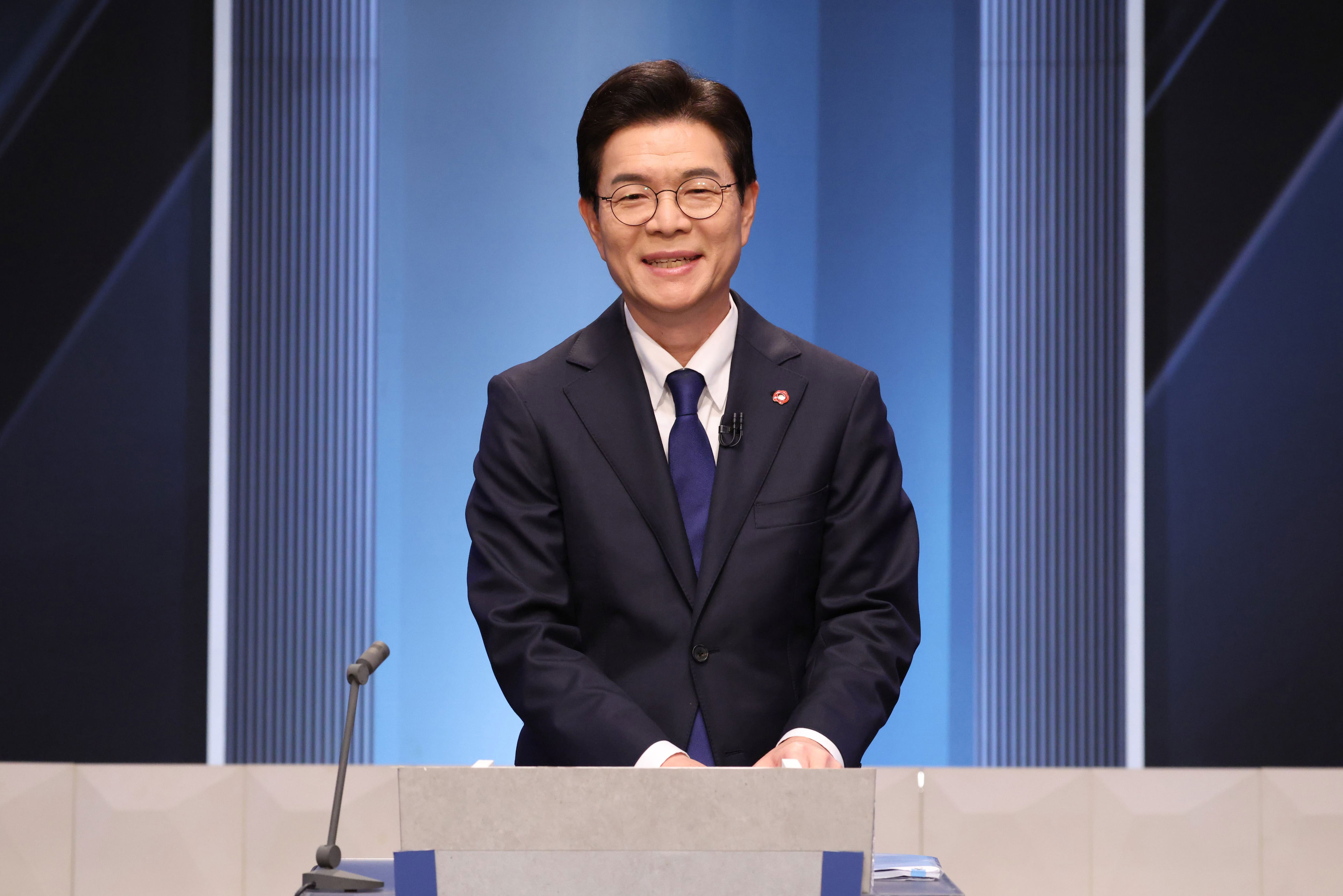 Chong Won-o apologizes for equating Park Won-soon, Oh Se-hoon