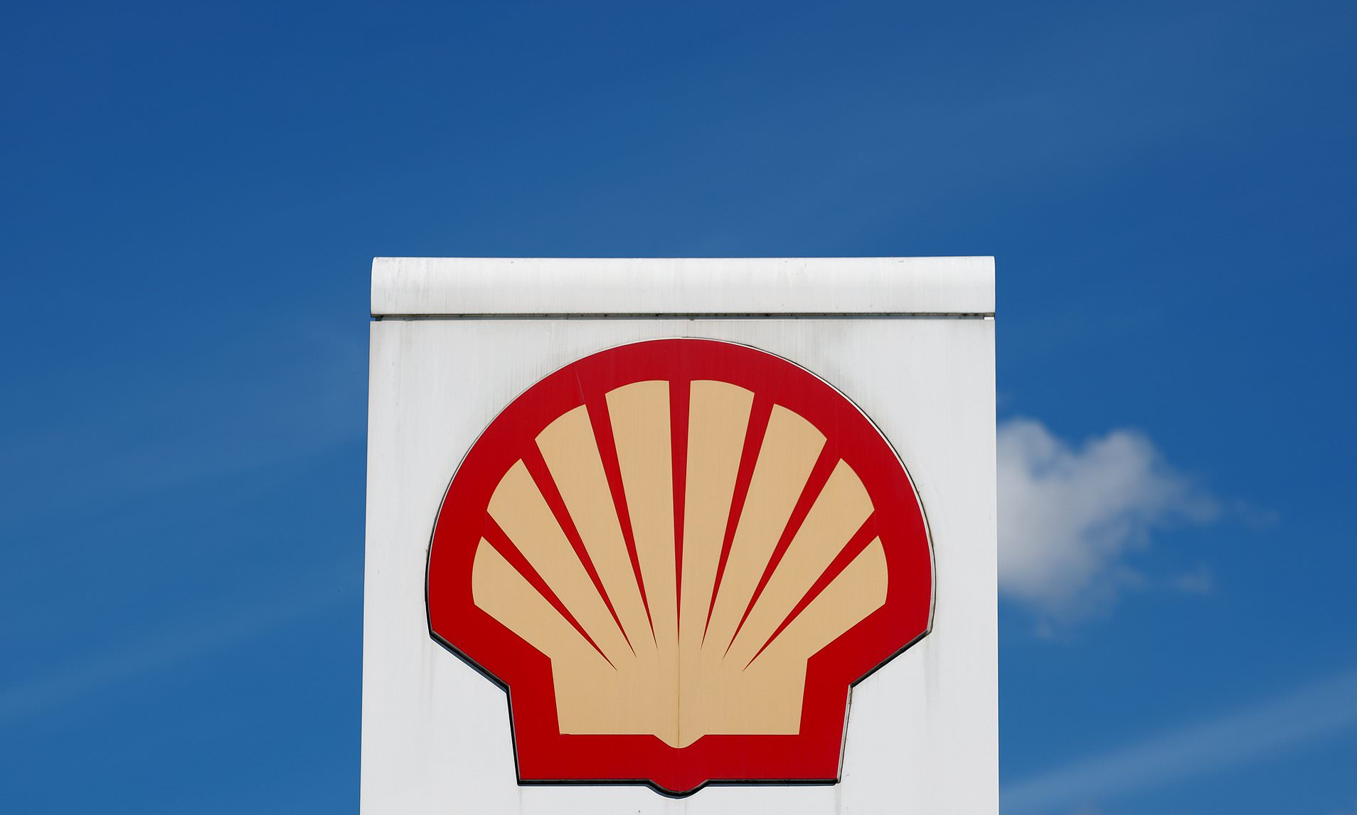 Shell cashes in on oil trading but slashes gas production outlook ...