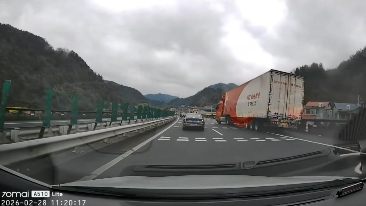 Truck loses control and hits multiple cars on highway in Jiangsu, China