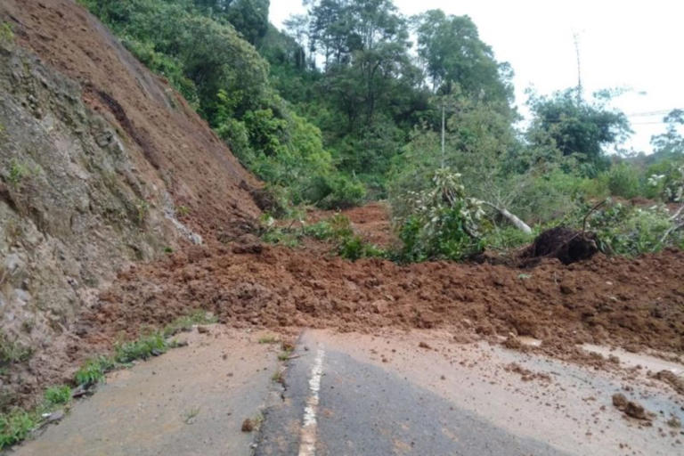 Hujan deras, Jalan Nasional Cadas Pangeran tertutup longsor
