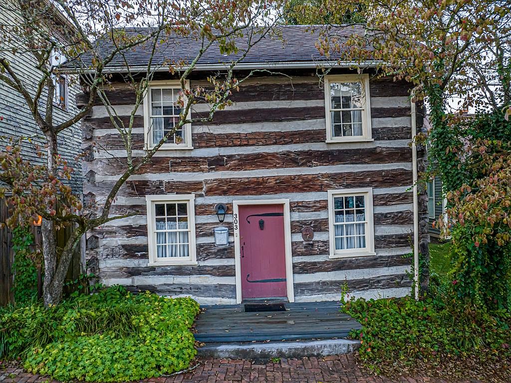 Historic 1800 log cabin in Abingdon, Virginia with hardwood floors ...