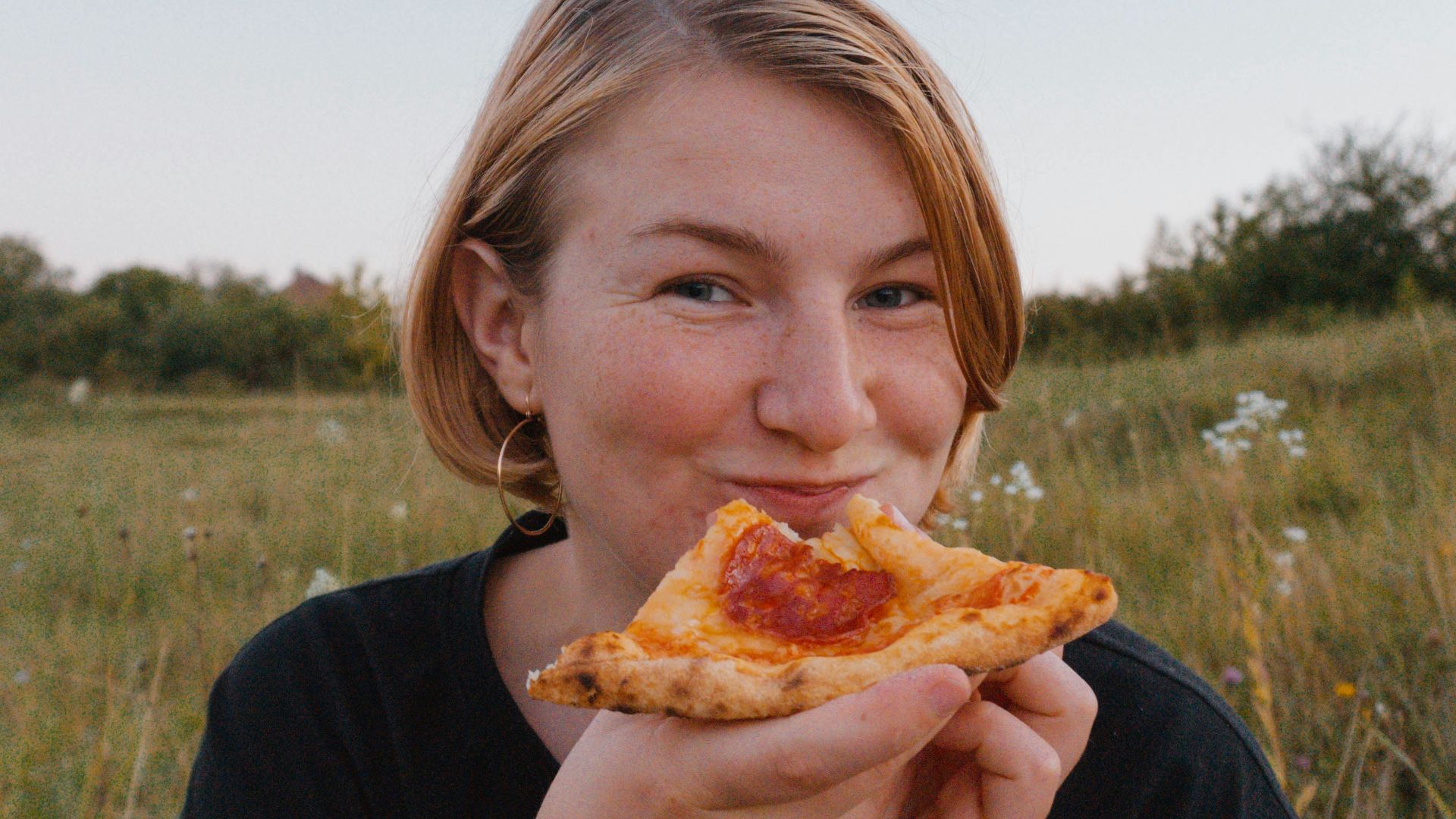 10 foods you’re supposed to eat with your hands & 10 you’re definitely not