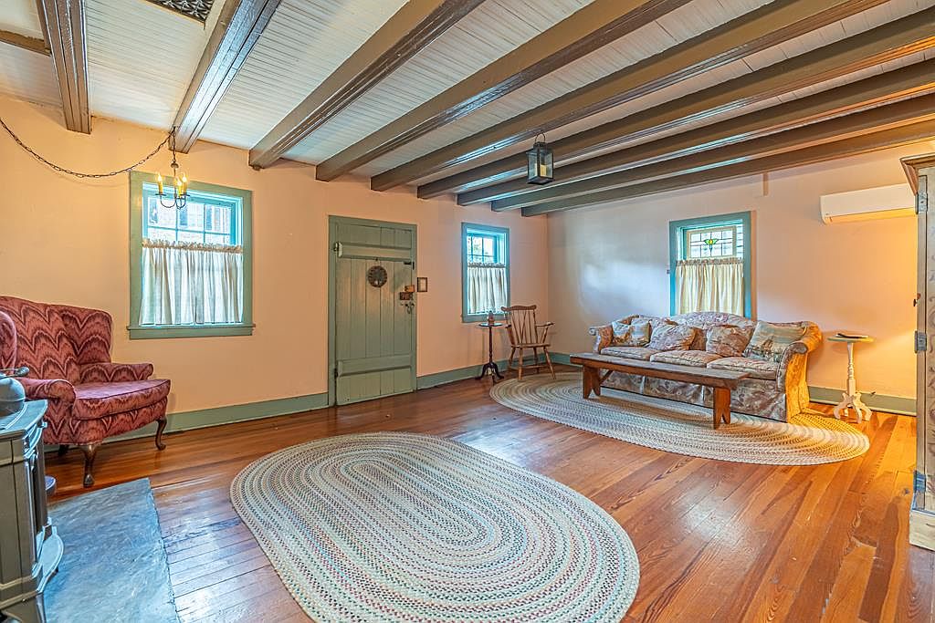 Historic 1800 log cabin in Abingdon, Virginia with hardwood floors ...
