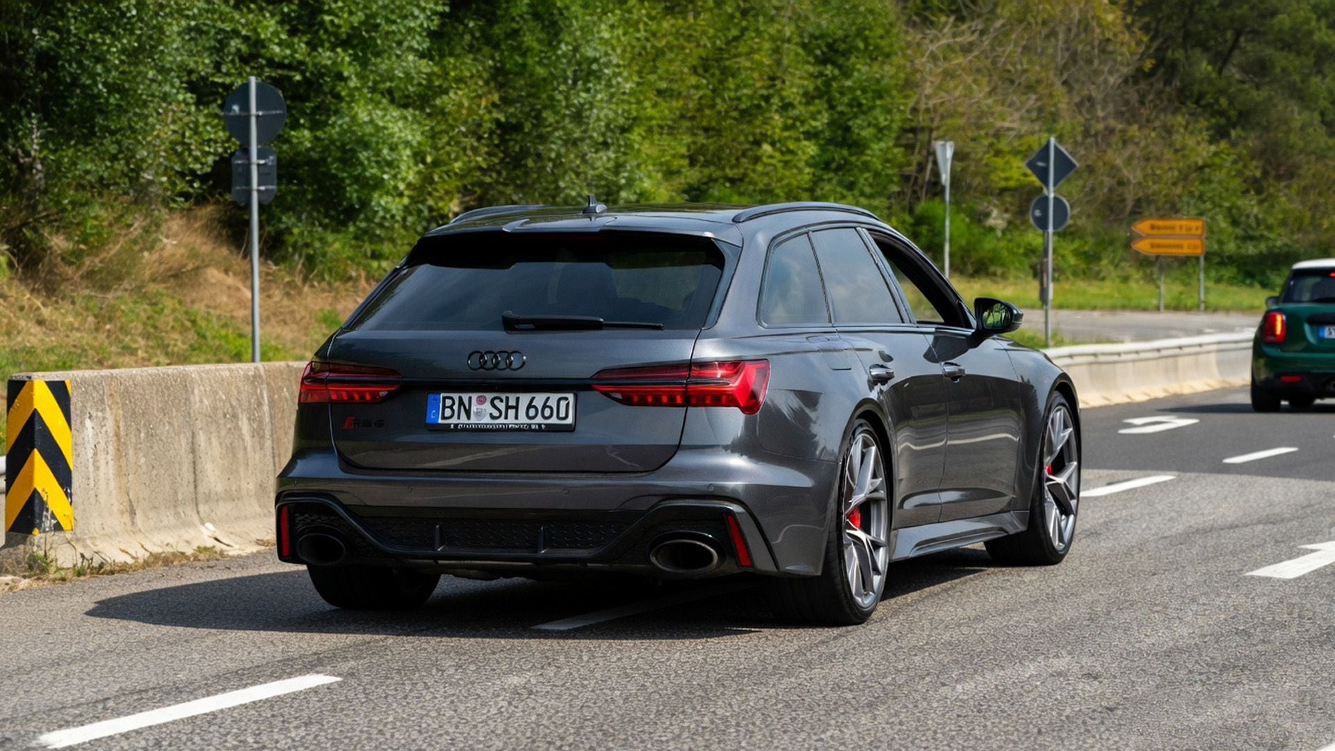 Audi RS6 Avant pushes hard near roadblock