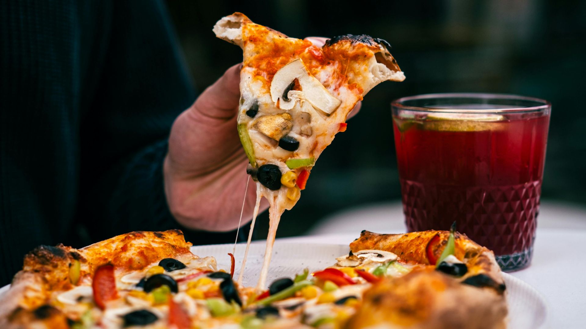 10 foods you’re supposed to eat with your hands & 10 you’re definitely not