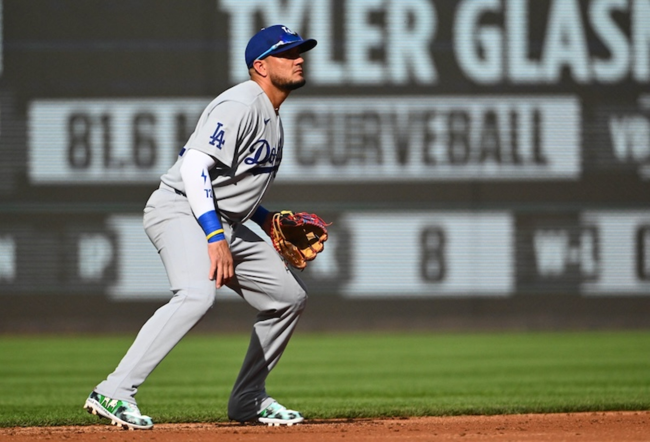 Miguel Rojas back in Dodgers lineup despite mourning death of father