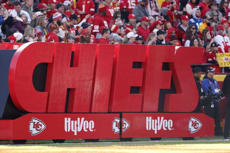 Chiefs linked with multiple WRs per NFL insider Jeremy Fowler