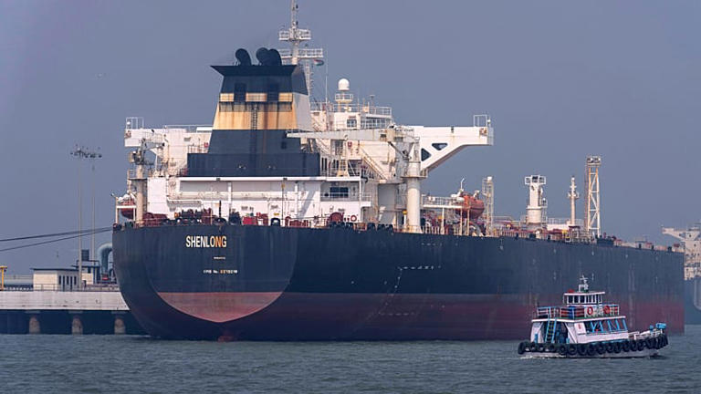 Navios com pavilhão grego e liberiano são os primeiros a transitar por ...