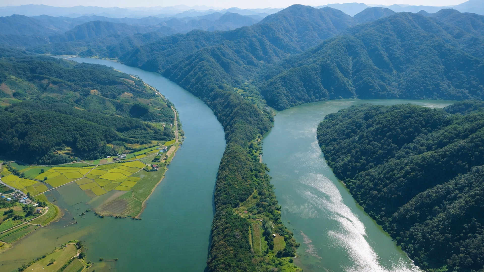 Terreno agrícola atrapado entre la curva de un río