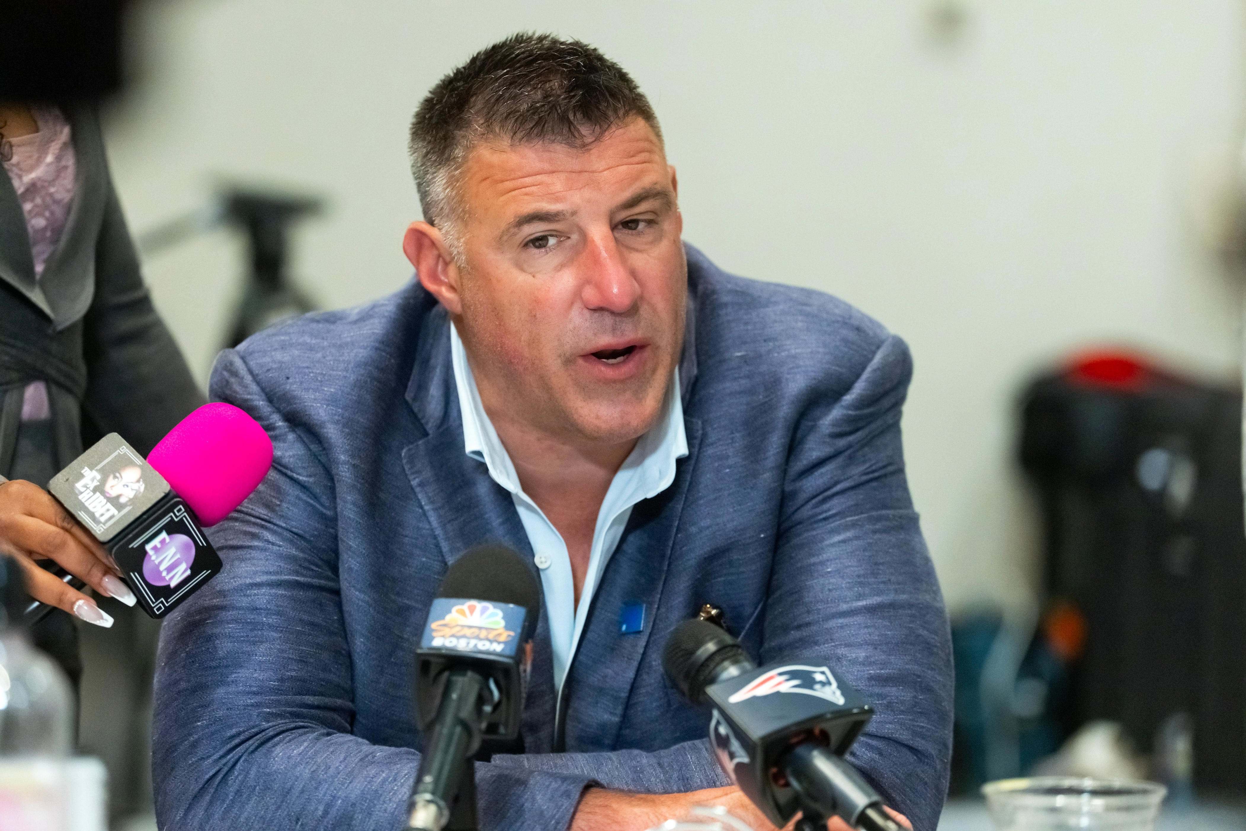 Patriots' Mike Vrabel, NY Times' Dianna Russini respond to resort photos