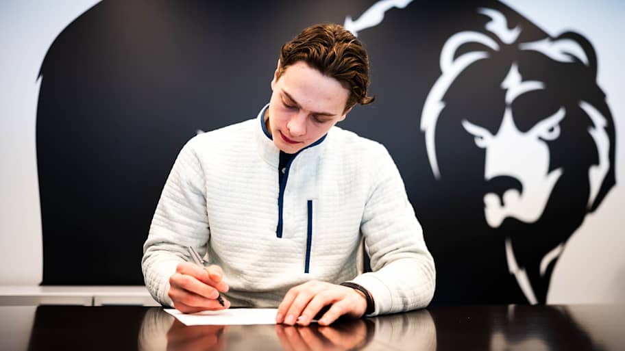 Former BC hockey forward James Hagens inks entry level contract with Bruins