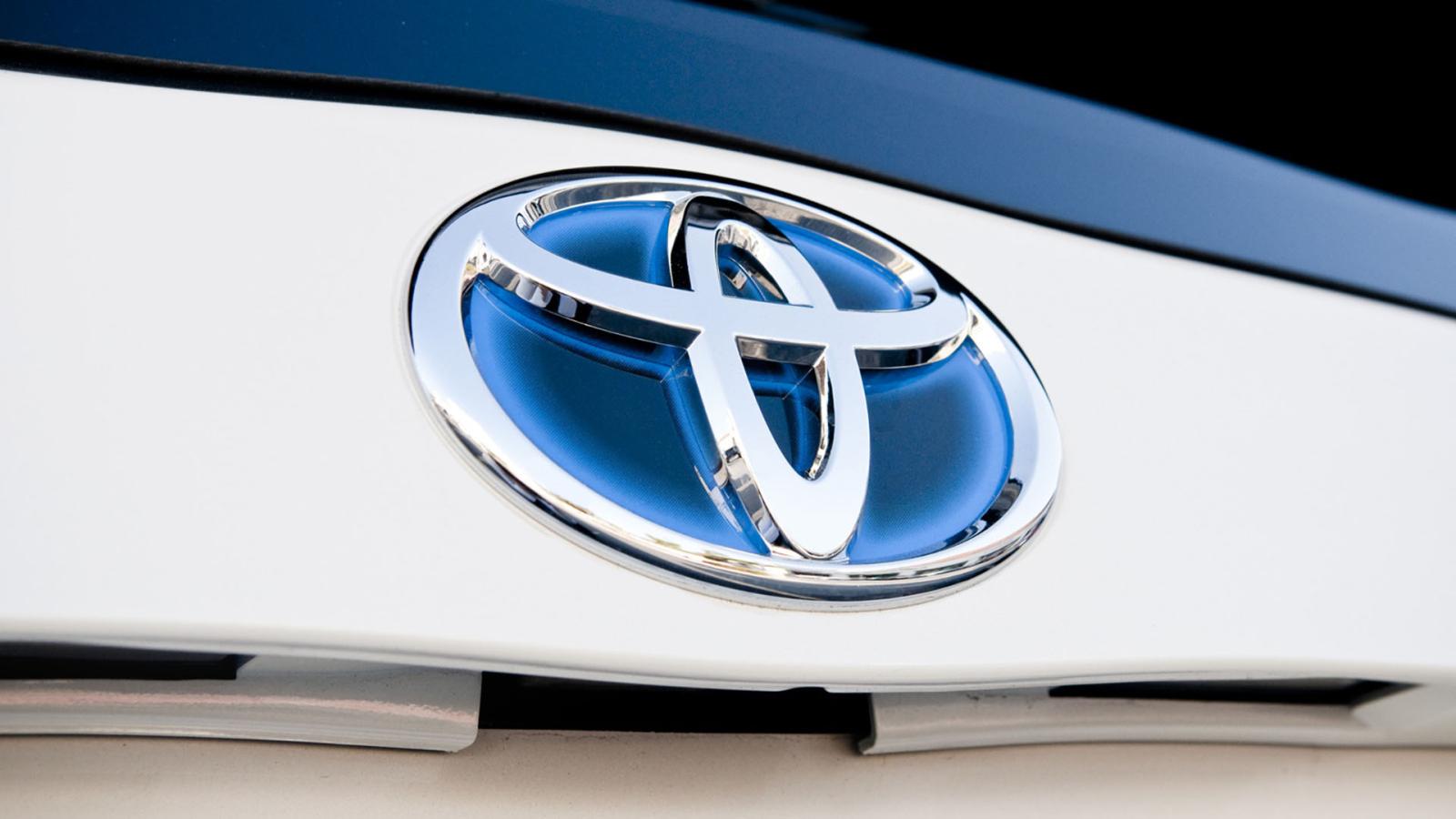 Γιατί η Toyota αφαίρεσε το μπλε χρώμα από το σήμα της