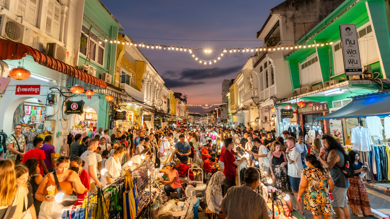 The best nighttime activities to do on vacation if you hate clubs
