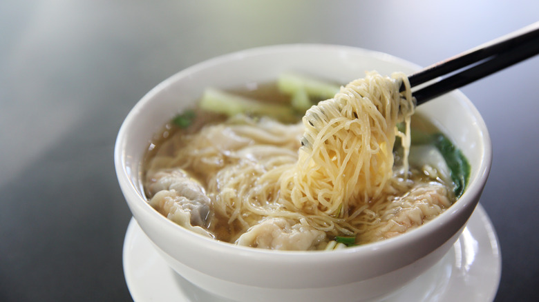 Lo mein vs huntun mian: What's the difference?