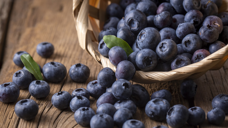 For blueberries that stay fresh longer, wash them in this solution ...