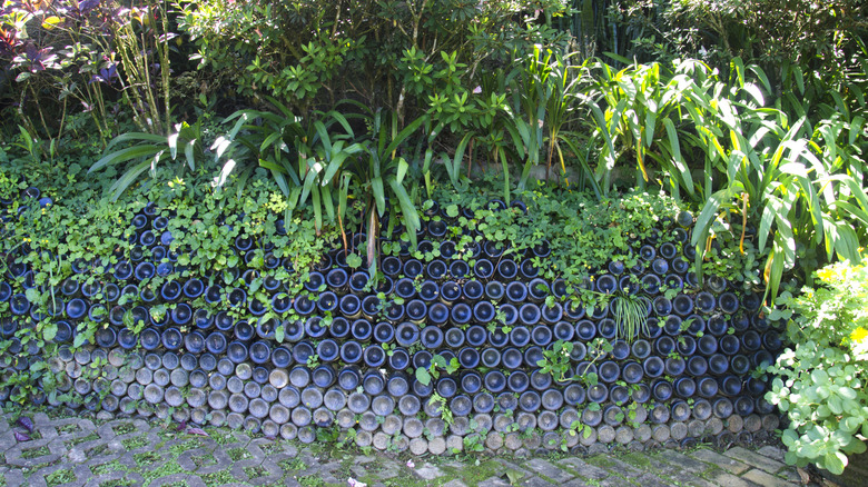 How to build a beautiful garden cob wall from empty jars