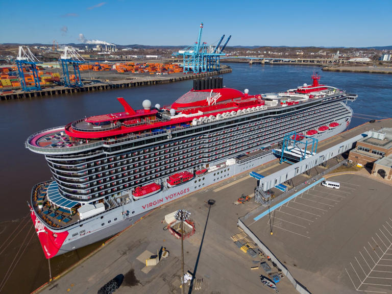 Bermuda-bound passengers try to make best of it when ship is diverted ...
