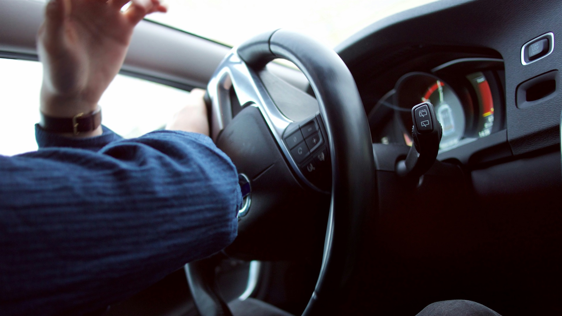10 red flags you should never ignore in a date's car & 10 green ones