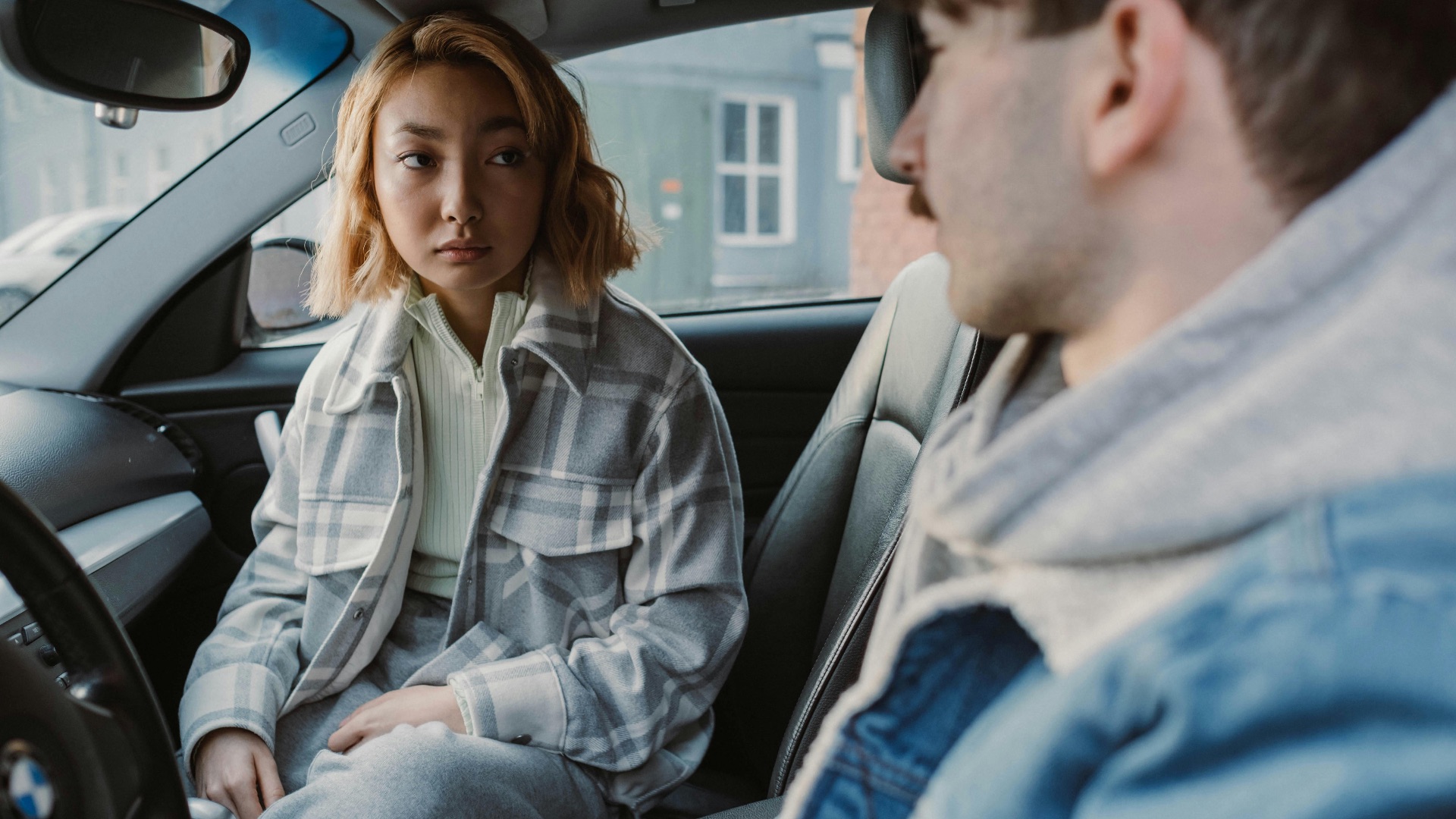 10 red flags you should never ignore in a date's car & 10 green ones