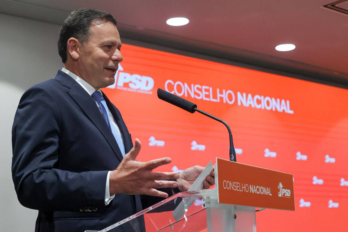 Eleições diretas do PSD acontecem hoje: Montenegro é candidato único