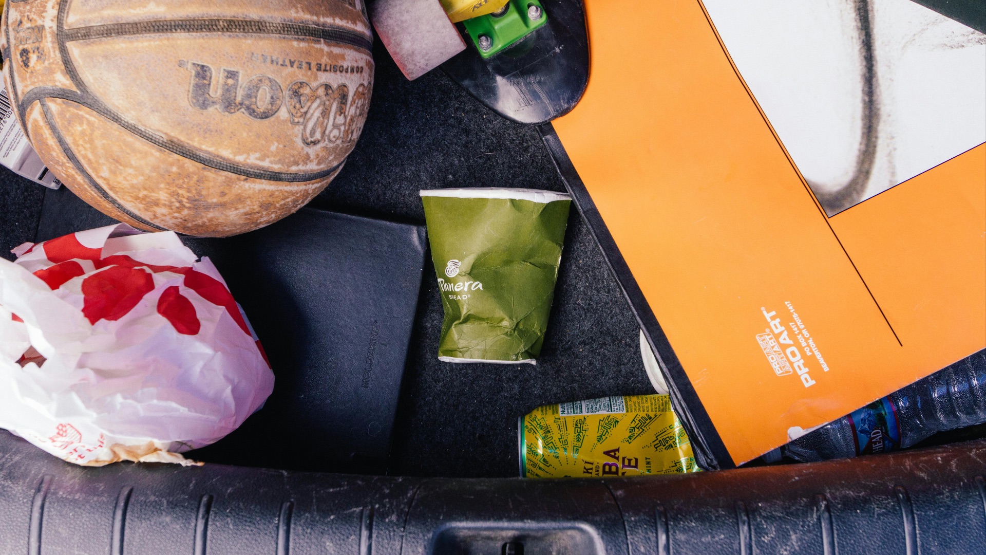 10 red flags you should never ignore in a date's car & 10 green ones