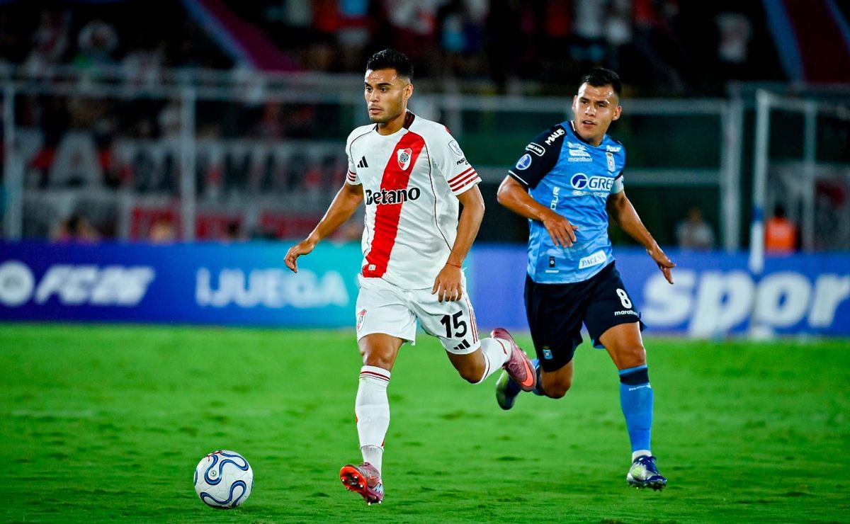 River jugó todo el partido con uno menos e igualó con Blooming en su ...
