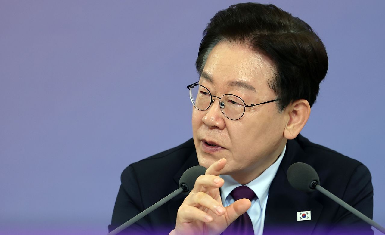 [속보] 이 대통령 지지율 69%…민주 47%·국힘 18% [NBS]