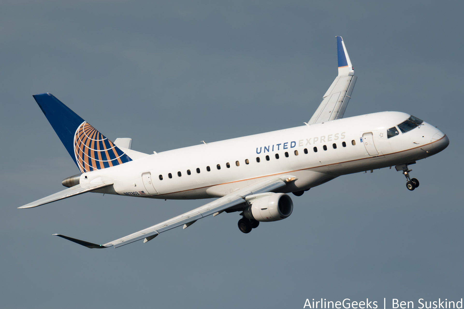 United Express E175 returns to airport after engine alert