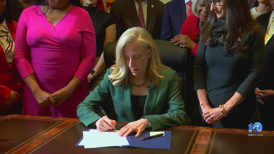 Virginia governor signs bill ending renewal of Robert E Lee license plates