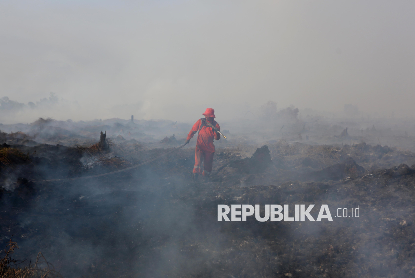 Tanpa kamera dan sorotan, mereka bertaruh nyawa padamkan api di Natuna