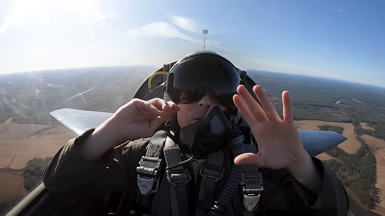 Watch this fighter jet pull 5+ G forces - "Pilot blacked out"