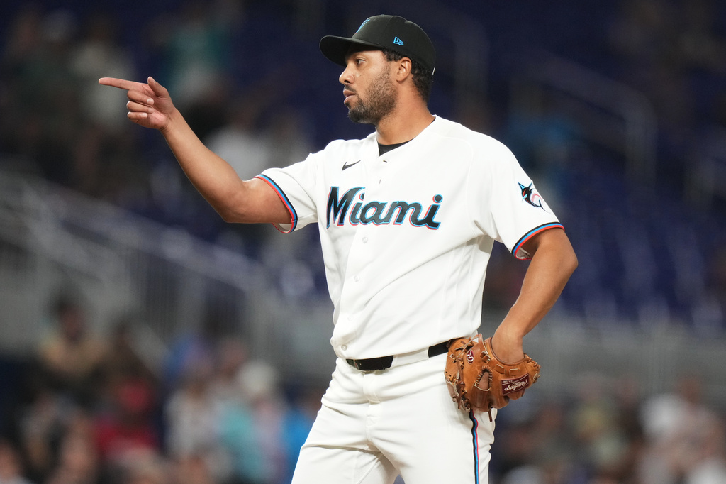 Conine and Norby homer to lead the Marlins to a 7-4 win over the Reds