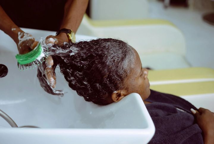 10 common salon mannerisms that secretly annoy stylists