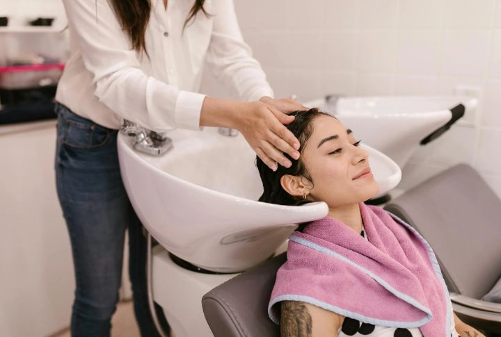 10 common salon mannerisms that secretly annoy stylists