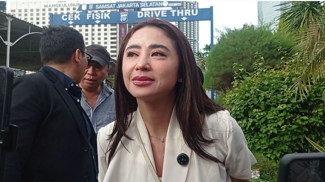 Akun Facebook 'Dewi Perssik' suka pasang status galau, sang pedangdut ...