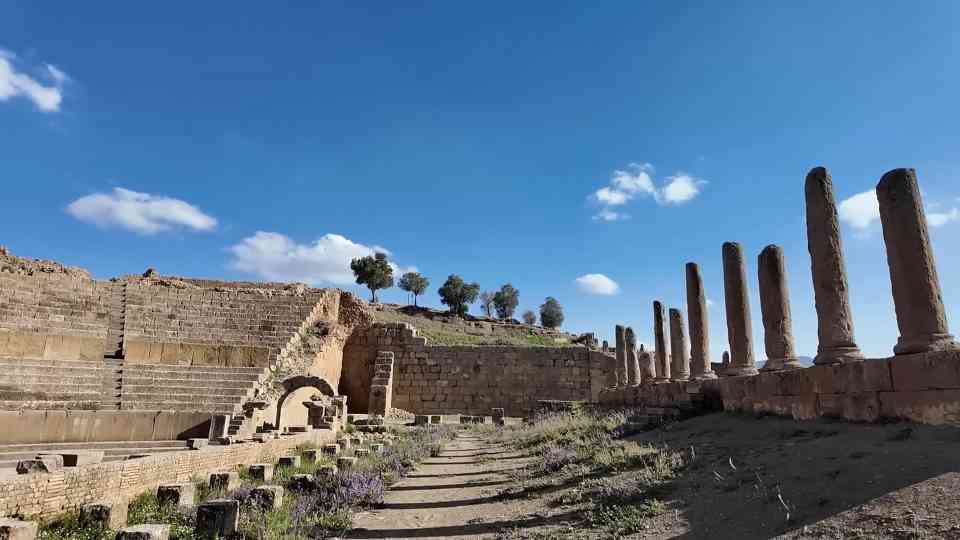 Timgad: The perfect Roman city frozen in time in Africa