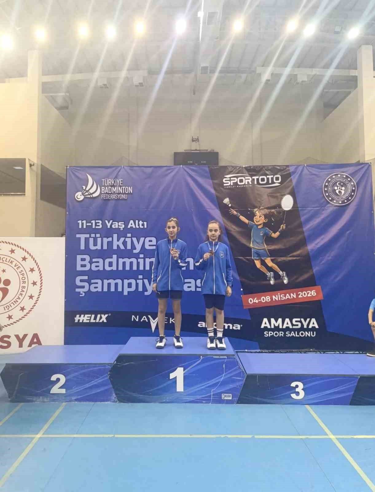 Yunusemre’nin altın kızları Türkiye üçüncüsü oldu