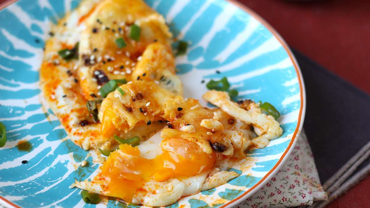 Heb je twee eieren en weinig tijd? Dit recept redt je avondeten (en ...