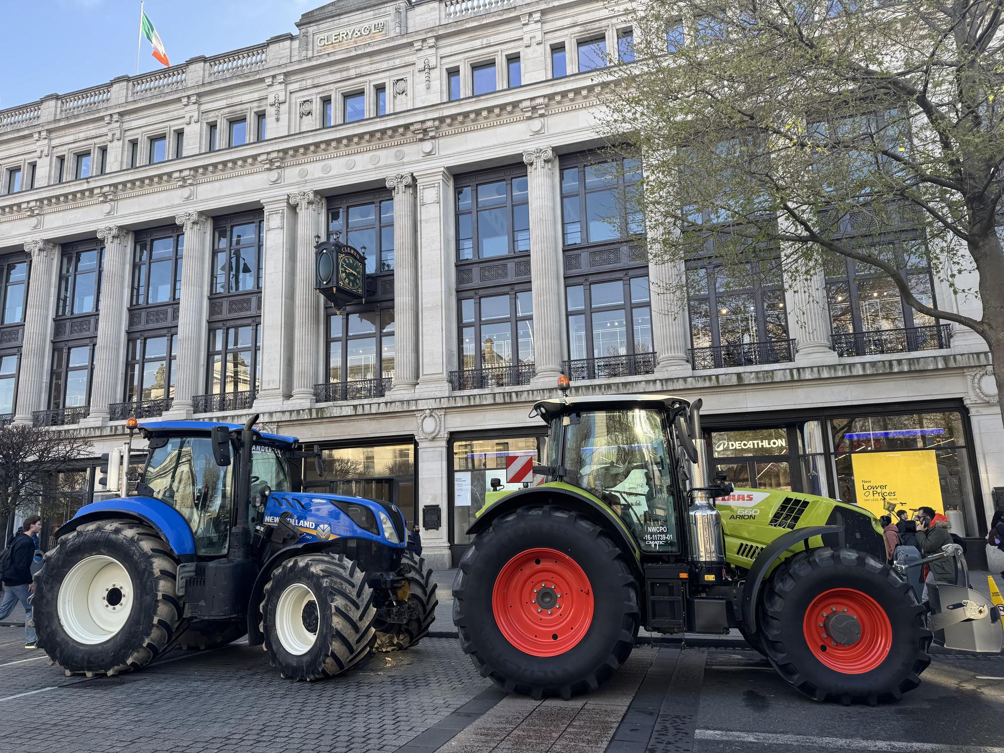 rish army called in to remove vehicles blocking depots as part of fuel ...