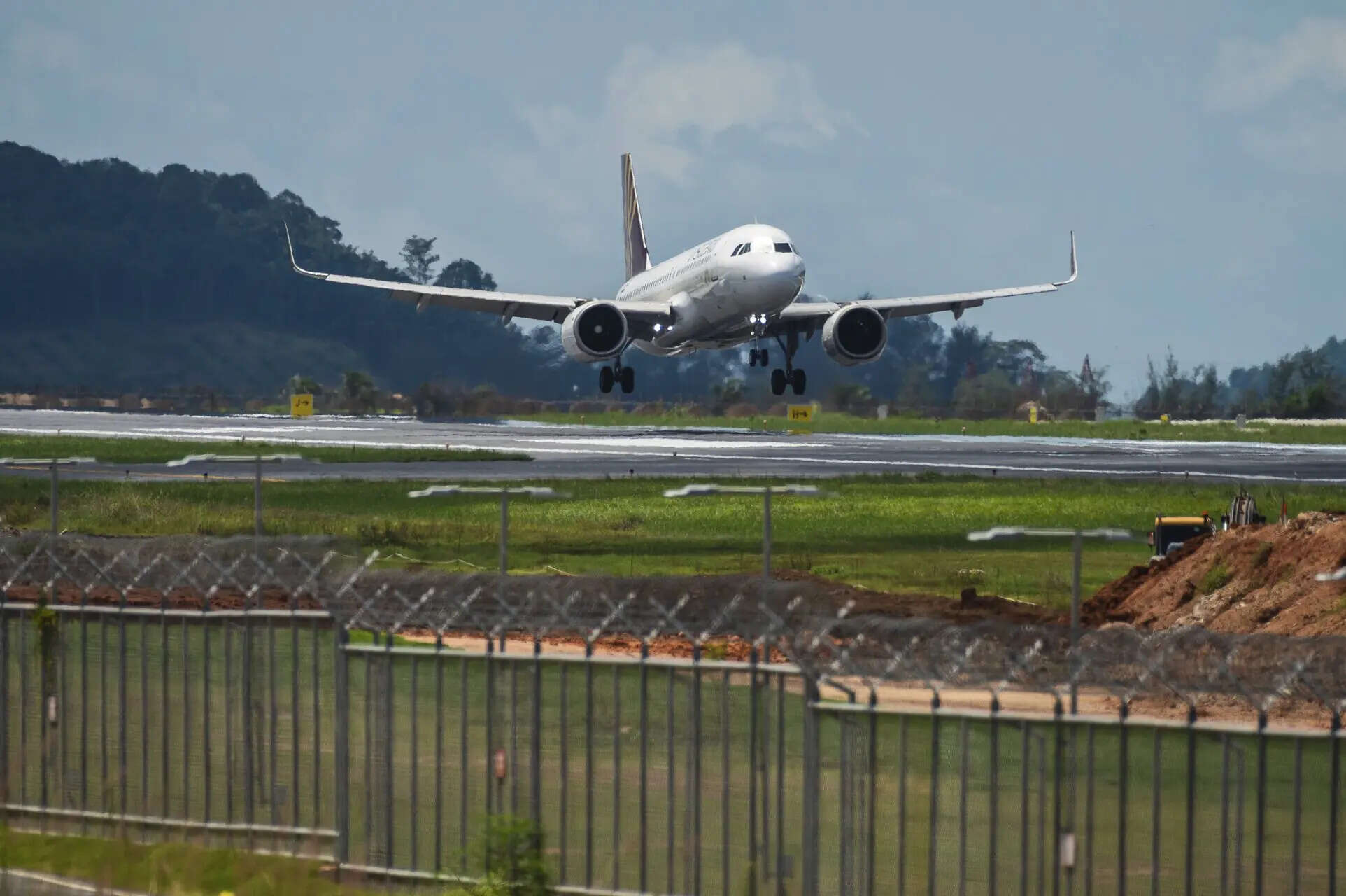 Mumbai-Bengaluru Air India flight makes emergency landing after PAN PAN ...