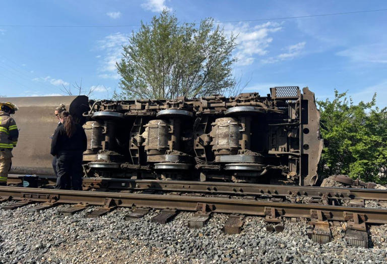 3 people injured after train derailment in Warren County