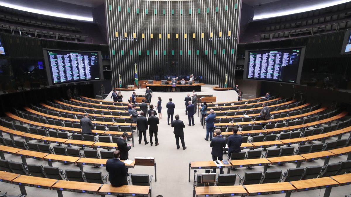 Câmara rejeita mudanças do Senado em MP sobre regras para seguro-defeso