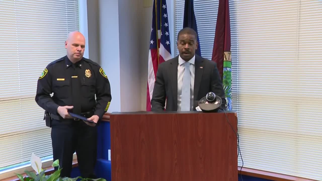 Newport News police chief, mayor hold press conference on missing teen ...