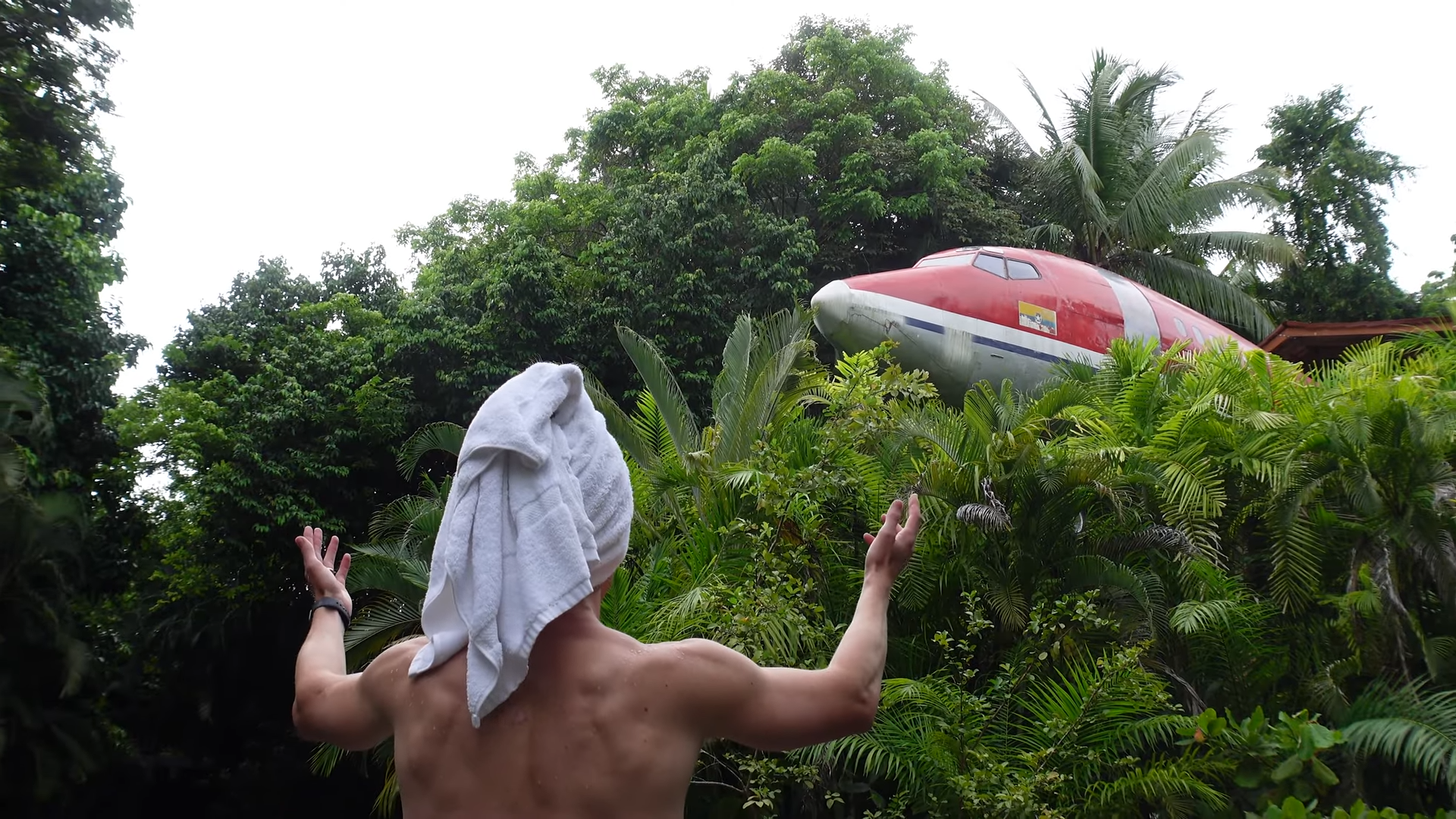 Watch what living in a plane wreck looks like