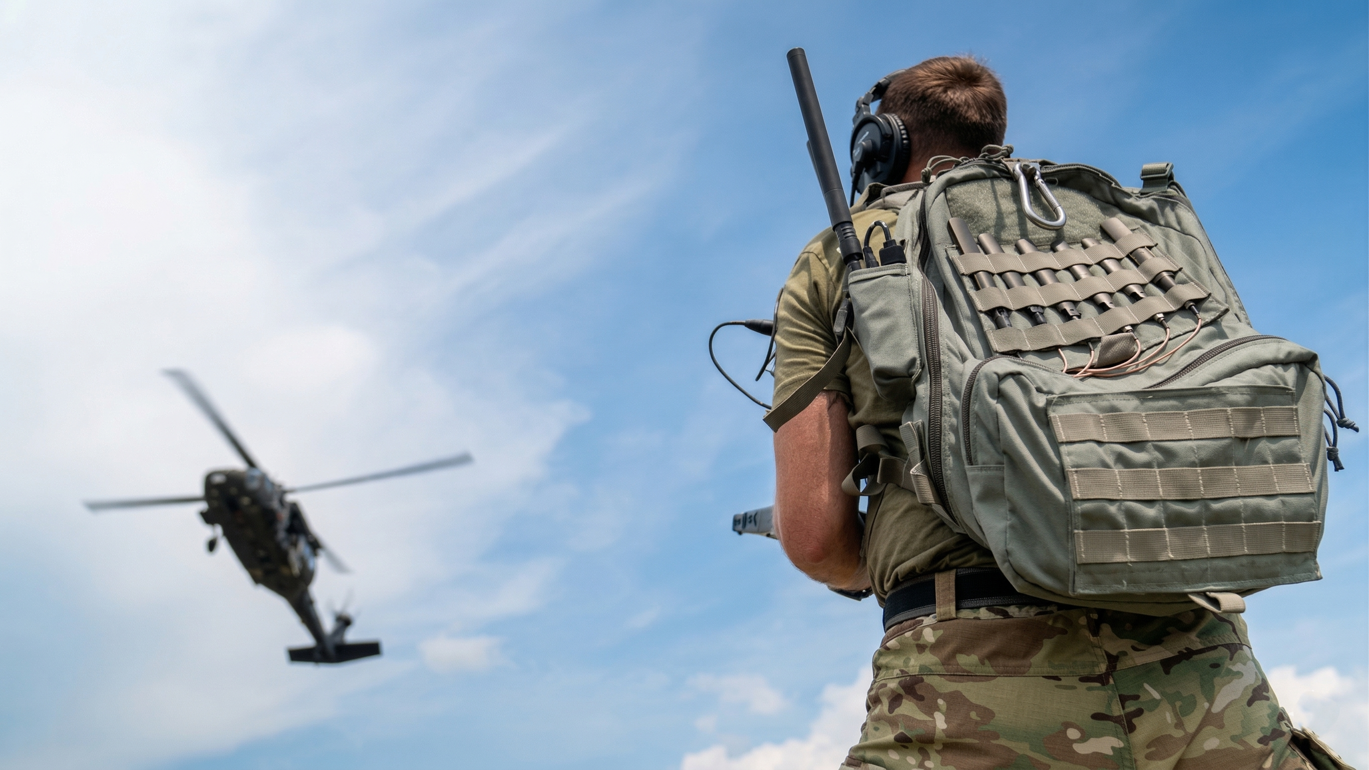 Schau, wie sie diesen Kampfhubschrauber mit einem Joystick steuern