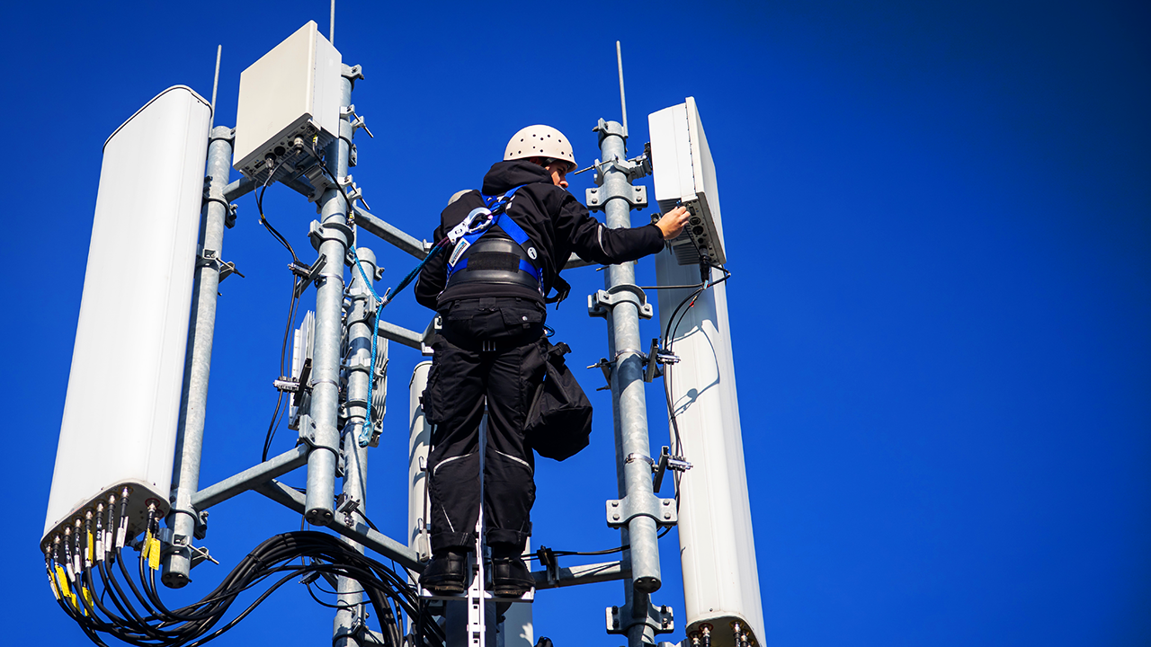 FCC chairman climbs 2,000-foot cell tower to spotlight one of America's ...
